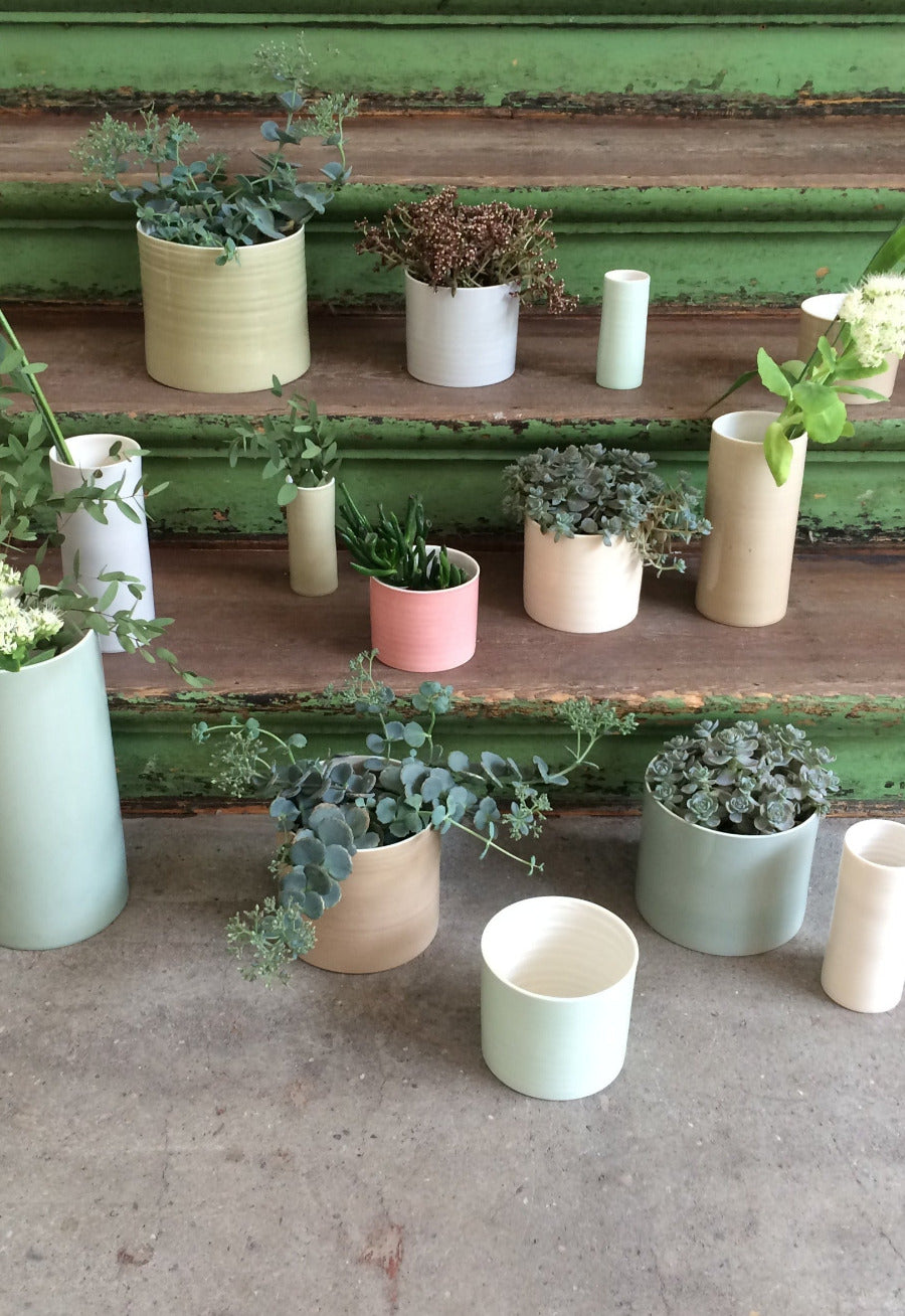 Bloom pot in olive green